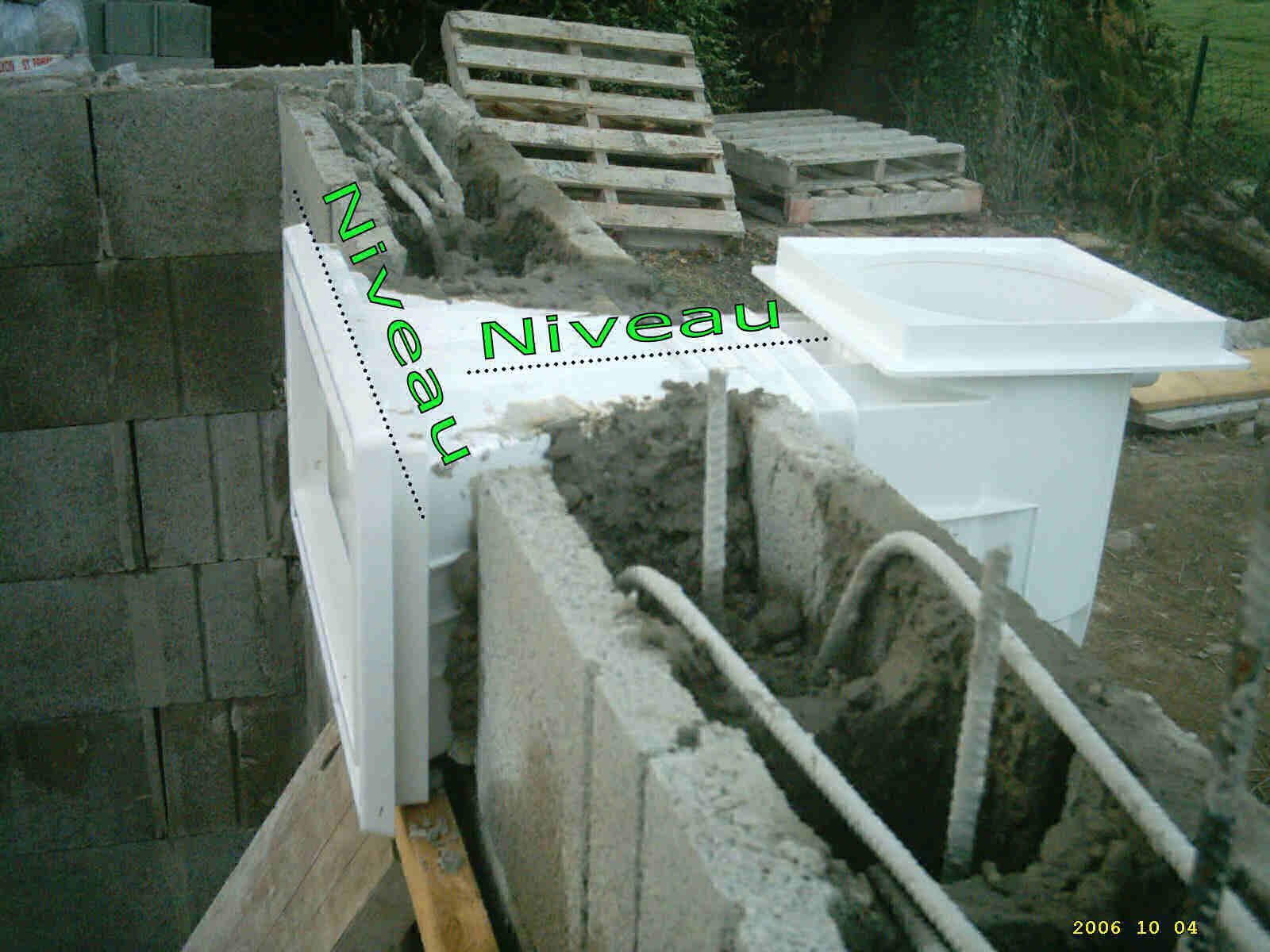 Pose des pièces à sceller : skimmer de piscine - Construire-sa-piscine.com